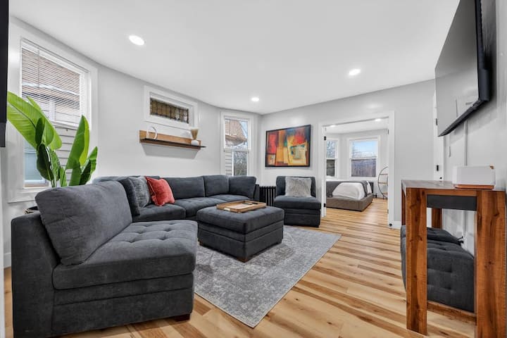 Comfy 3 Br W/ Bonus Room; 7 Min Walk To Nyc Train - Bloomfield, NJ