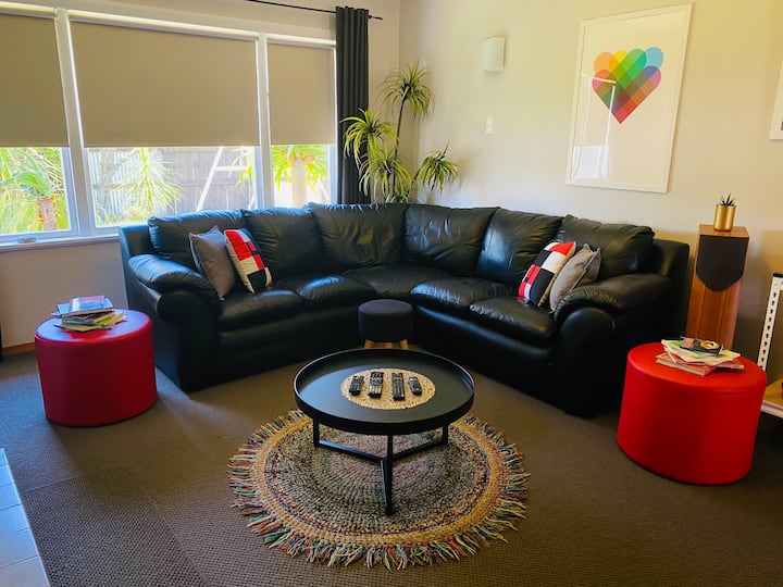 Suburban Sanctuary For Singles, Couples, Families. - Napier