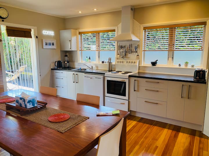 Suburban Sanctuary For Singles, Couples, Families. - Napier