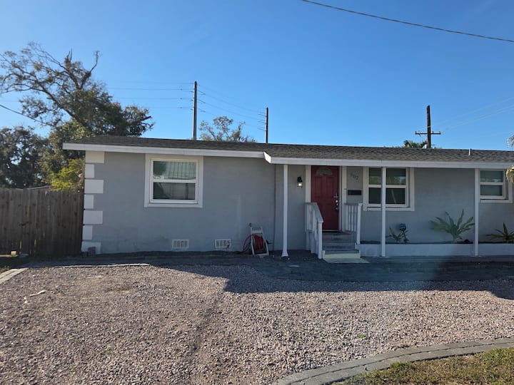 A Charming Two-bedroom Haven - Bradenton, FL