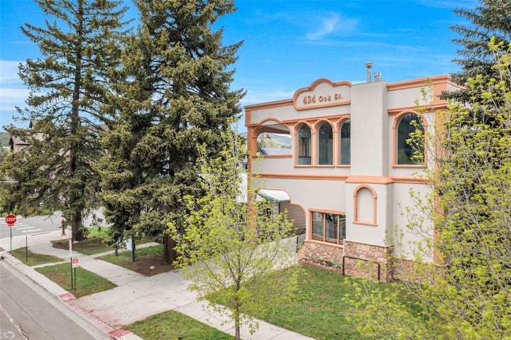 Arches On Oak | Downtown Designer Loft - Steamboat Springs, CO