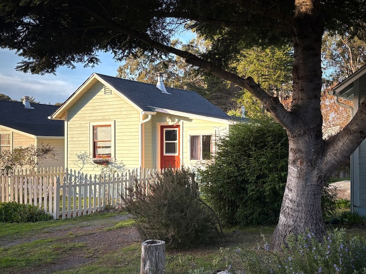 Rustic 1930s Cottage Near The Pacific - Mendocino, CA