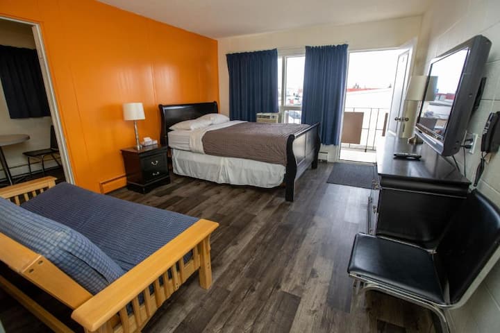 Cozy Modern Hotel Room In City Center - Camrose