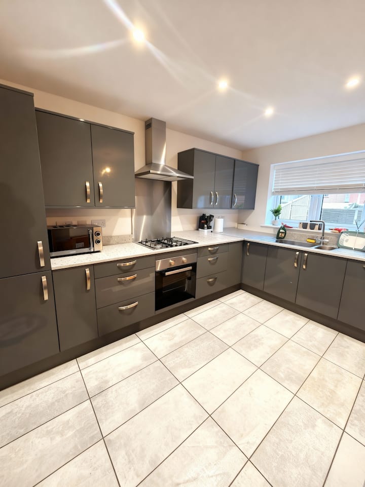 Delightful 3 Bed House With 2 Parking Spaces. - Sherwood Forest