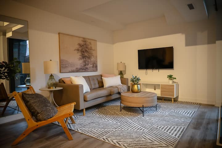 2-storey Stylish Townhouse + Free Parking - Toronto