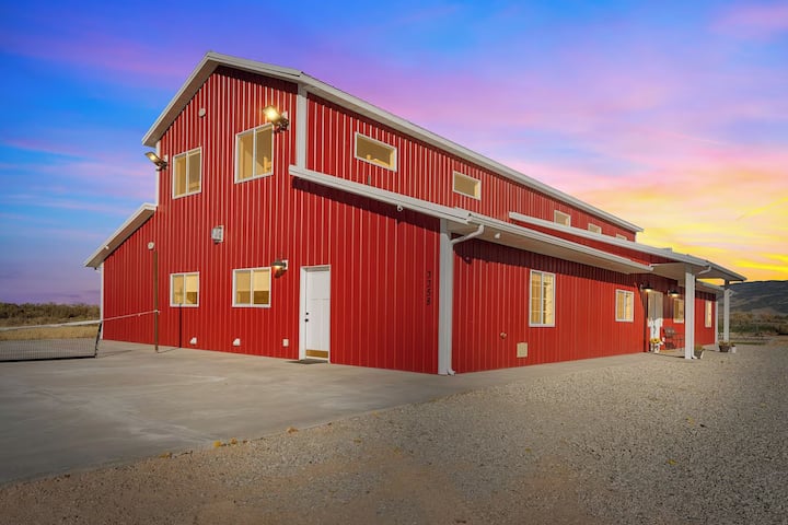Barndominium, Sleeps 45, Pickleball Court & More! - Cedar City, UT