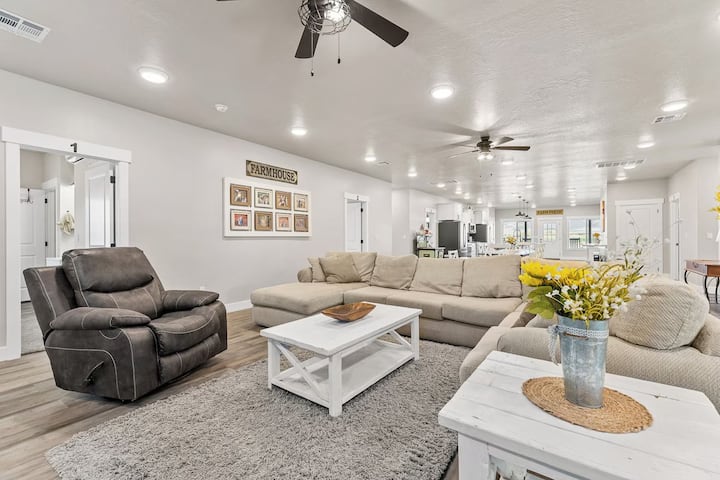 Sleeps 45, Barndominium, Sports Court, Hot Tub + - Cedar City, UT