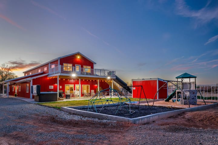 Sleeps 45- Barndominium- Pickleball Court- Hot Tub - Cedar City, UT