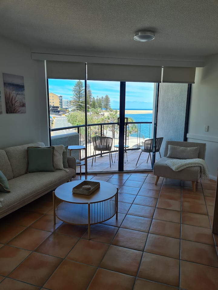 One Bedroom Boardwalk & Ocean View Apartment - Caloundra