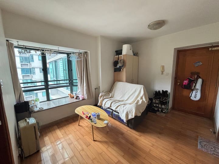 寶琳地鐵站上蓋私人屋苑，3分鐘到達有會所可以游泳健身兩房兩床一廁所一廚房。 - Hongkong