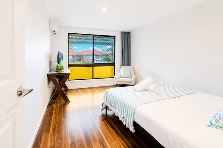 Newly Renovated 2b1b Tiny House -Family Friendly - Logan City