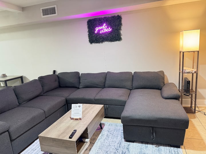 Stylish Cozy Townhome Near Major Highways - Baytown, TX