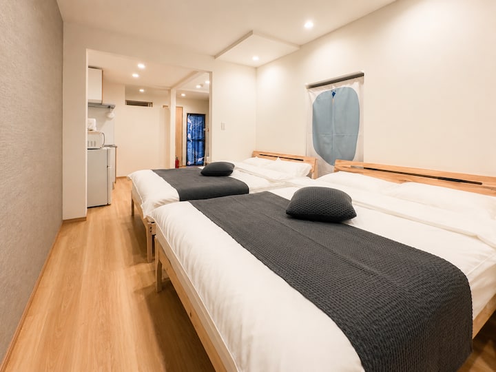 Pandafamily101 / 5 Minutes To The Station / Spacious 40-square-metre Room / Kitchen / En-suite Bathroom / Sleeps 4 / Kansai Airport / Wi-fi - Osaka
