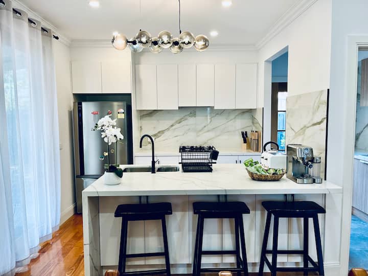 Bright & Spacious 4br Family Holiday Home - Bayswater