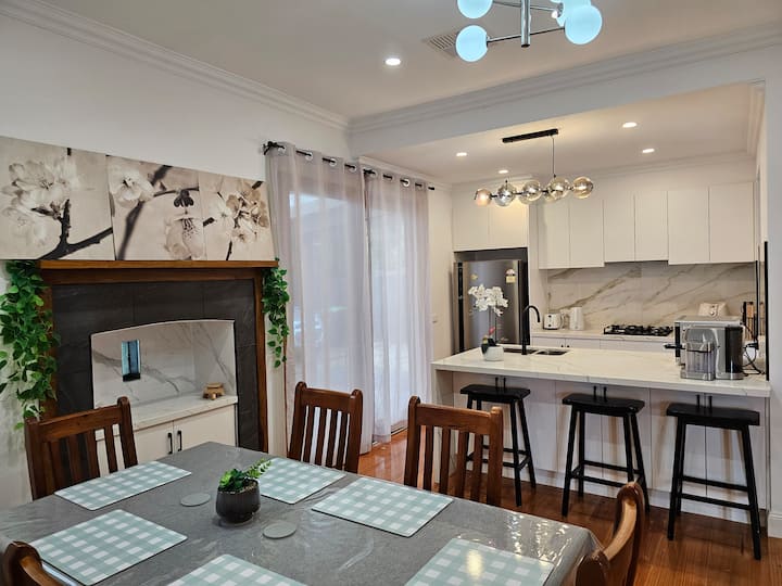 Bright & Spacious 4br Family Holiday Home - Croydon