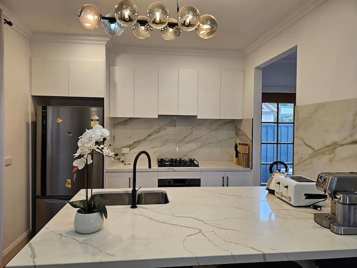 Bright & Spacious 4br Family Holiday Home - Croydon