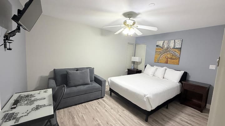 Cozy Master Bed Room With Attached Washroom - Abbotsford
