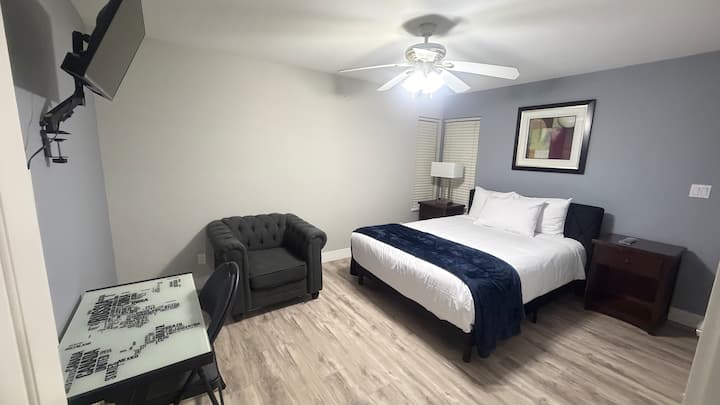 Cozy Master Bed Room With Attached Washroom - Abbotsford