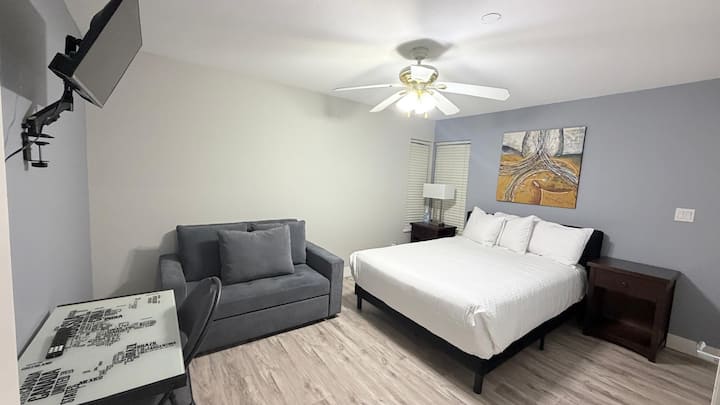 Cozy Master Bed Room With Attached Washroom - Abbotsford