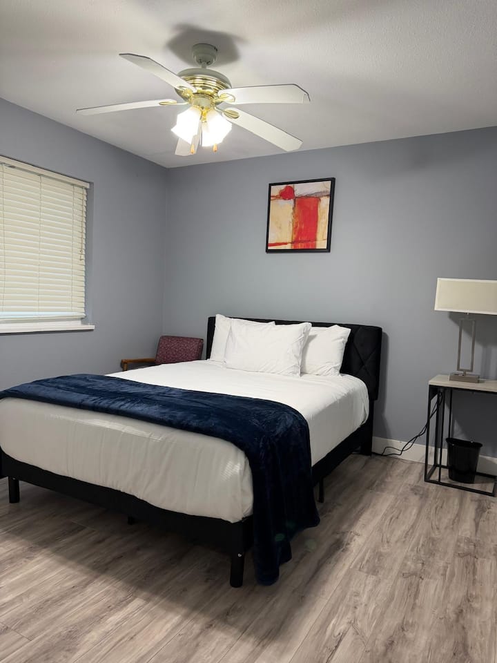 Cozy Queen Bed With Hallway Bathroom - Abbotsford