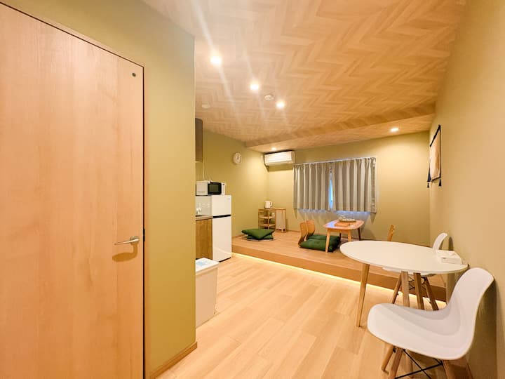 Pandafamily 201 / 5 Minutes To The Station / 40 Sqm Super-large Room / Kitchen / Private Bathroom / For 6 People / Kansai Airport / Wi-fi - Osaka