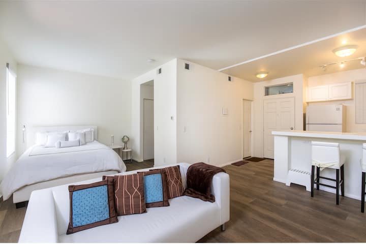 Bright Corner Studio: W/d, Pool, Walk To Beach - Huntington Beach, CA