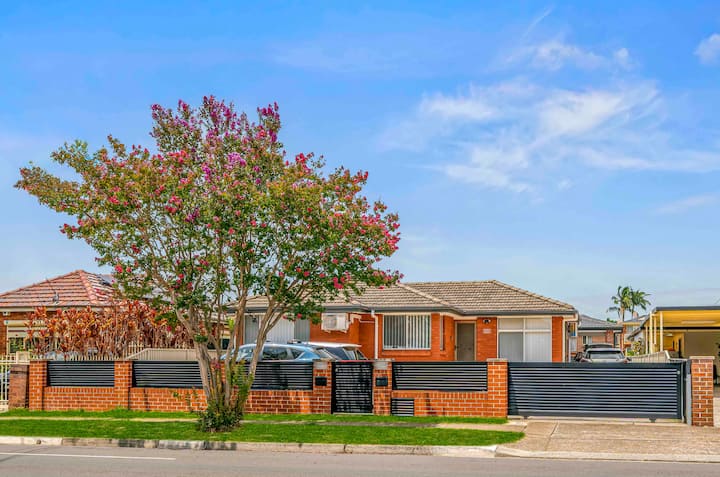 Spacious 3br Urban Retreat | Foodie&transport Hub - Lansdowne