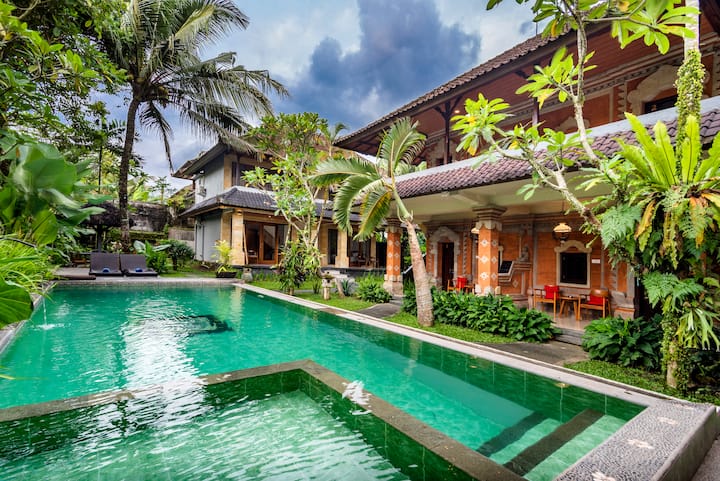 King Superior Room In Central Monkey Forest Ubud - Indonesia