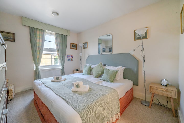 Retro Art Deco Home With Parking In Thames Ditton - Surbiton