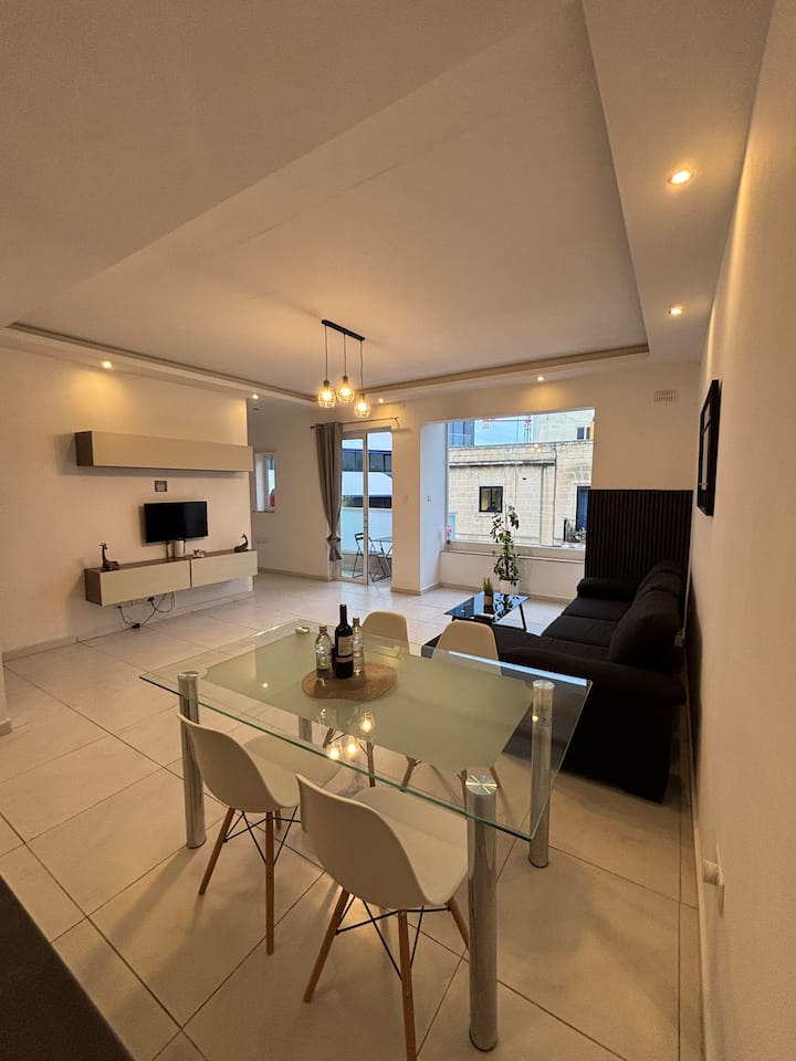 Large Group Stay: Two Apts In Paceville Center - Málta