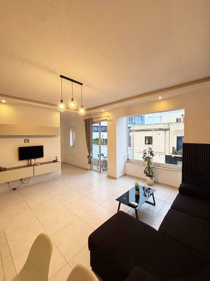 Paceville Center Stay | Walk To Beach & Clubs 3 - Valletta