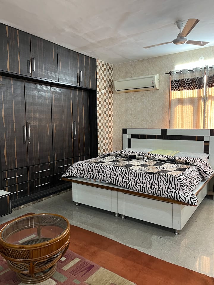 Spacious Private Room For Two| No Alcohol - Sahibzada Ajit Singh Nagar