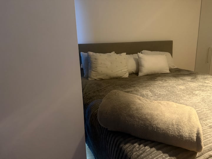 Downtown Luxe 1br | Pool • Work-friendly - Stamford, CT