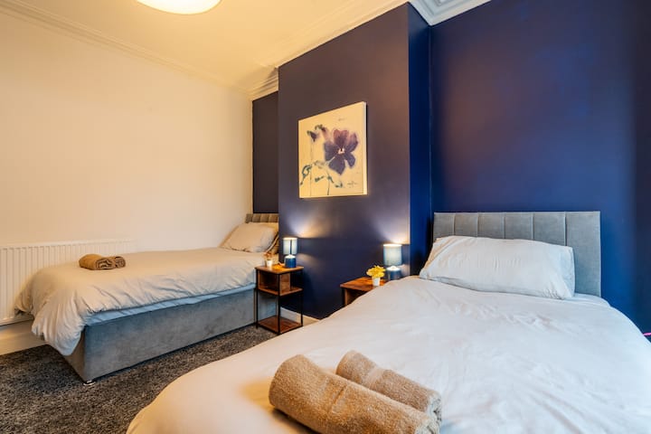 Contractor-friendly 4br House | 6 Seperate Beds. - Sheffield