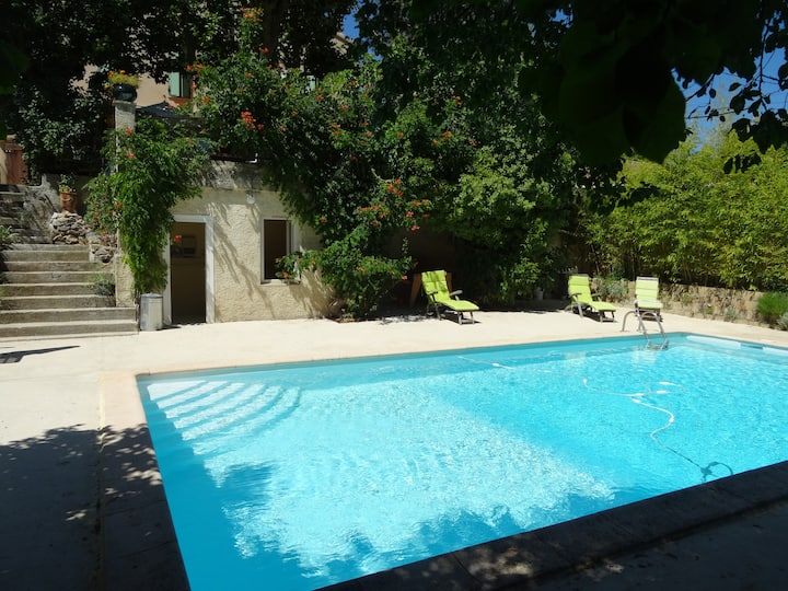 Bastide Provençale Climatisée, 5 Chambres, Piscine - Trets