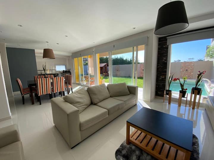 Casa Con Pileta Climatizada - Necochea