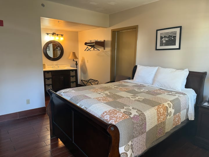 Hotel Room Downtown Put-in-bay
Single Queen Bed - Put-in-Bay, OH