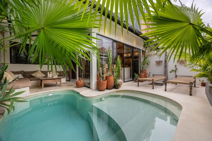 A Warm Tropical Courtyard Pool Villa · Canggu - Canggu