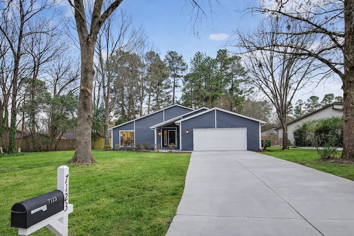 Charlotte Gem! Stylish Home, Sunroom, Fenced In - Piper Glen Drive – Charlotte