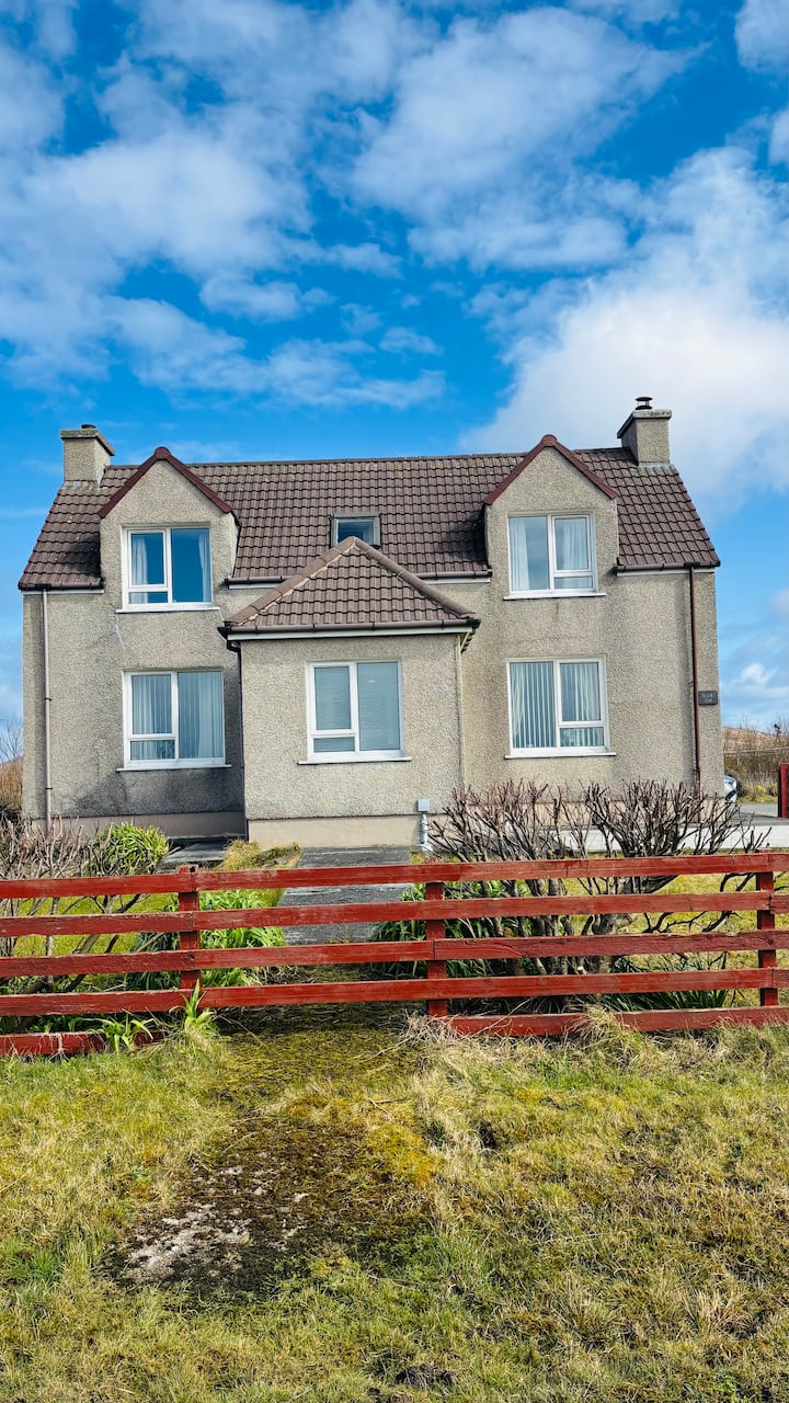 Taigh Marac : Spacious Croft Stay, Sleeps 8 - South Uist
