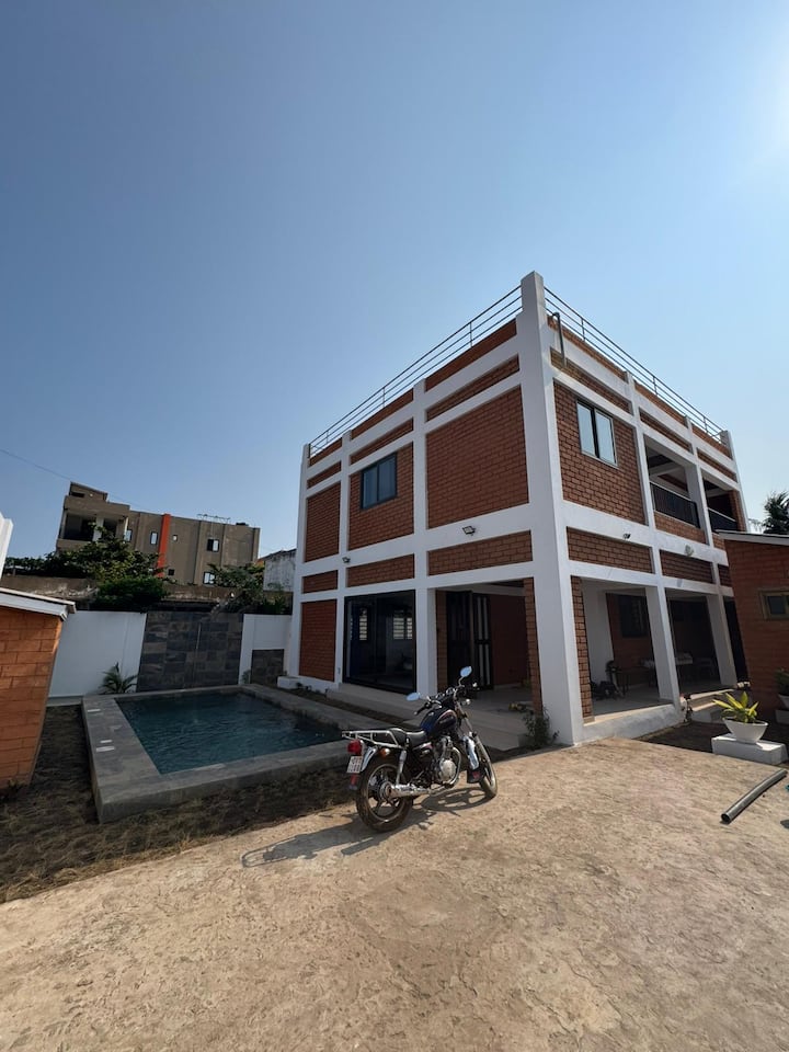 Villa 3 Chambres Piscine En Centre-ville - Togo