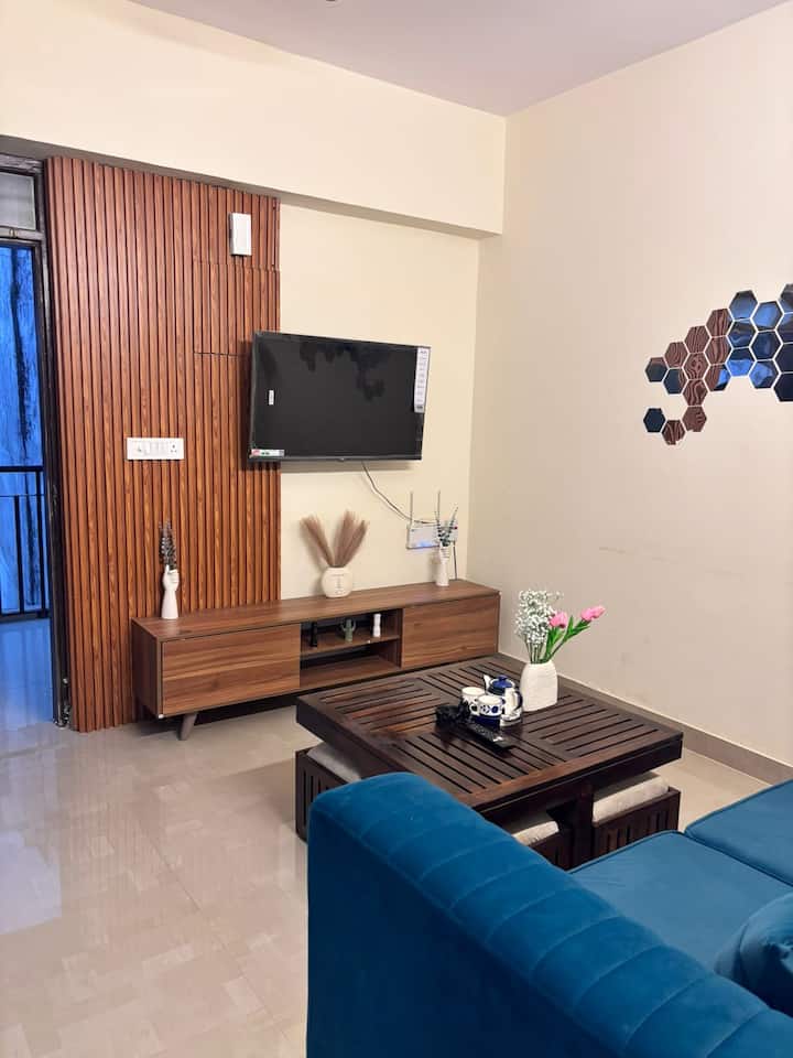 Luxury & Affordable Stay | King Size Bed | 43 Inch - Lucknow