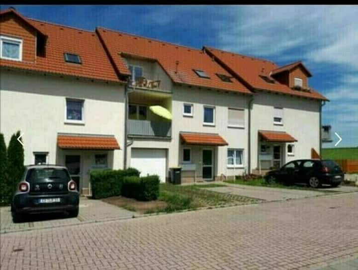 Sonnige Ferienwohnung, 2zkb, Terrasse, Stellplatz - Erfurt
