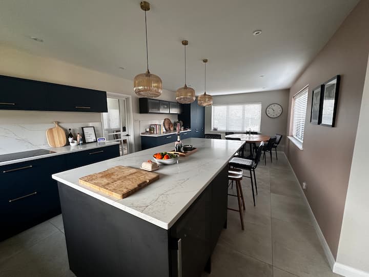 Historic Hampshire Village Retreat - Alton