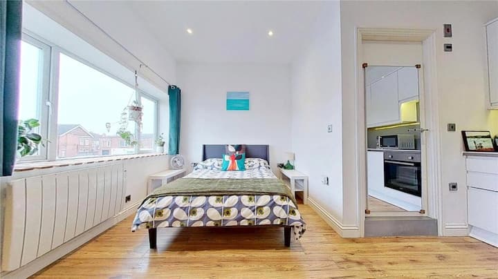 Bright, Clean South-facing Studio Apartment - Steyning