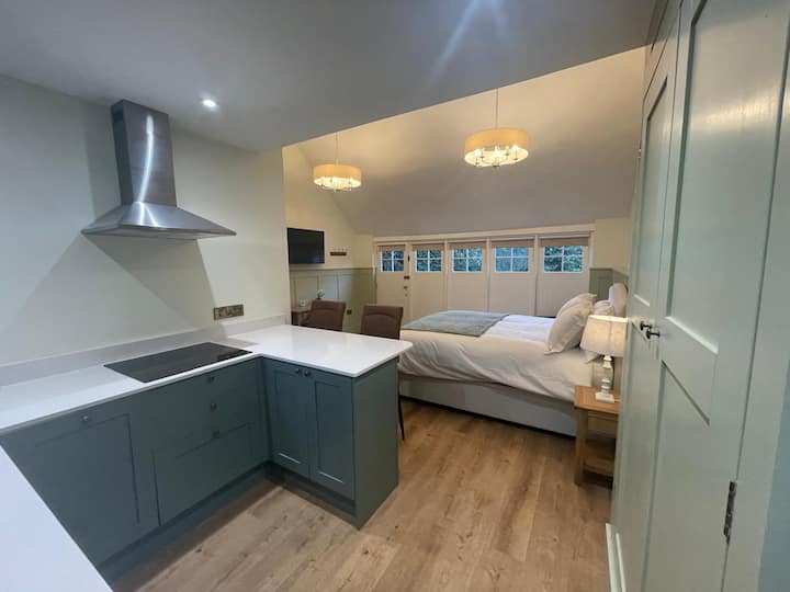 Newley Decorated, Spacious 1 Bedroom Guest House. - Newbury