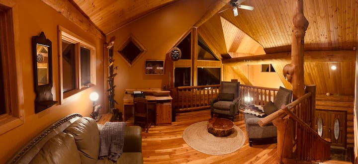 Cozy Log Home Farm Stay - Creston