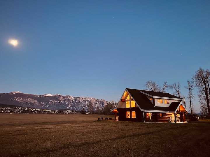 Cozy Log Home Farm Stay - Creston