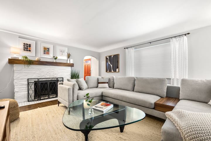 Modern 4br Escape Near Downtown Clawson – Sleeps 8 - Troy, MI