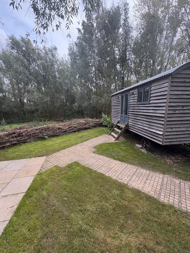 Luxury Shepherd’s Hut Escape With Log Burner - Cheshire